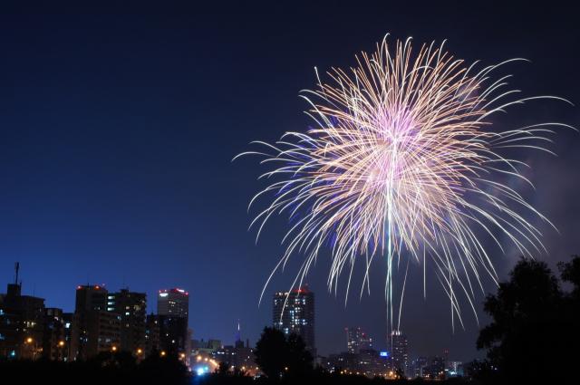 【2024年】札幌の夏の風物詩！無料で楽しめる道新・UHB花火大会が今年も熱い【札幌】 | SASARU [ささる]